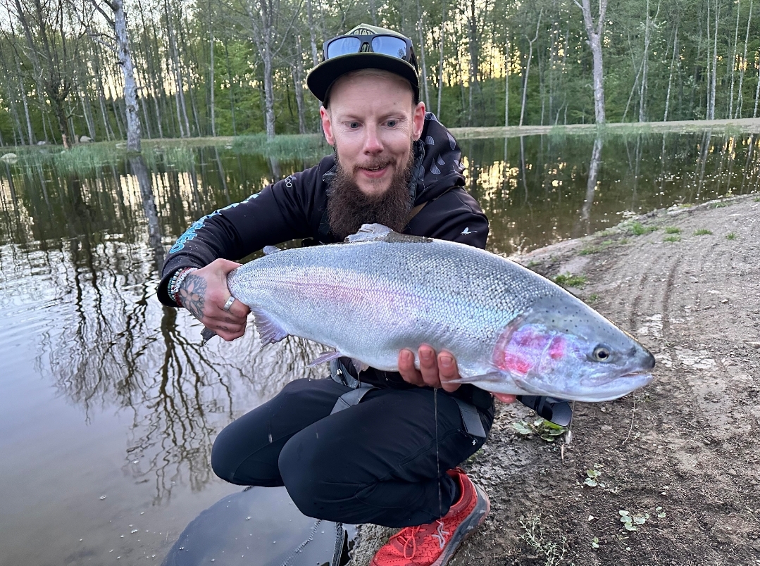 Stenbiten Jakt och Fiskecenter - Grov öring och riktigt grova regnbågar ...